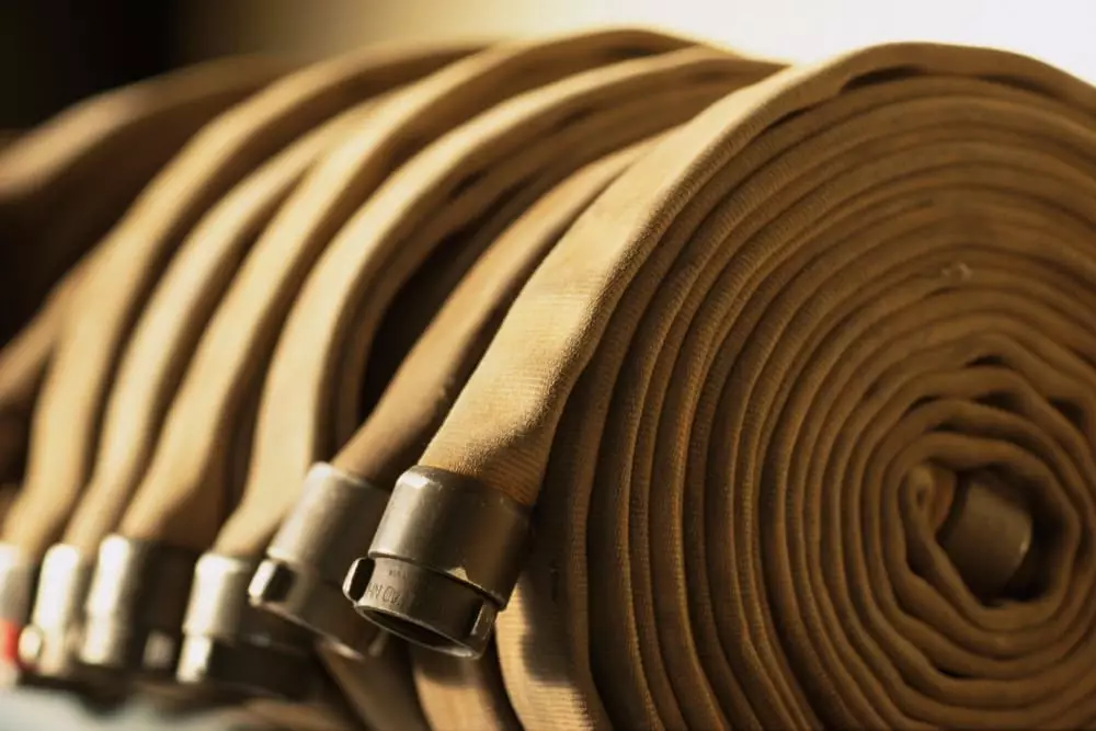 Czym jest taśmowanie węży strażackich i jak to zrobić?